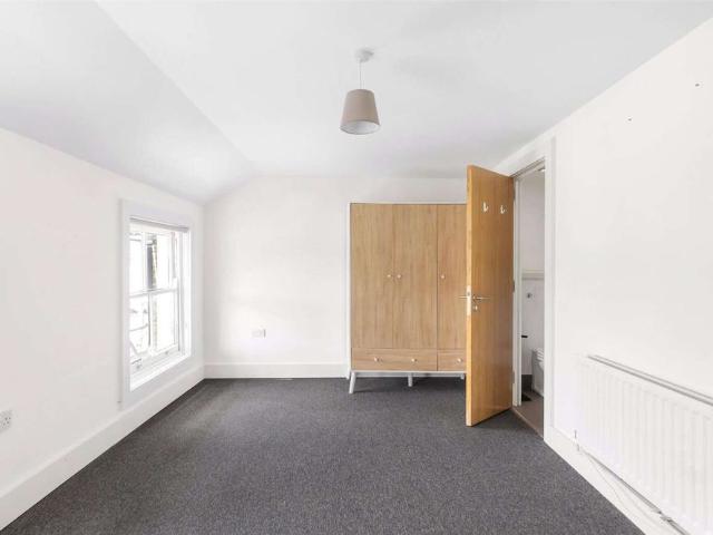 Spacious 2 bed apartment in the heart of St John’s Road
