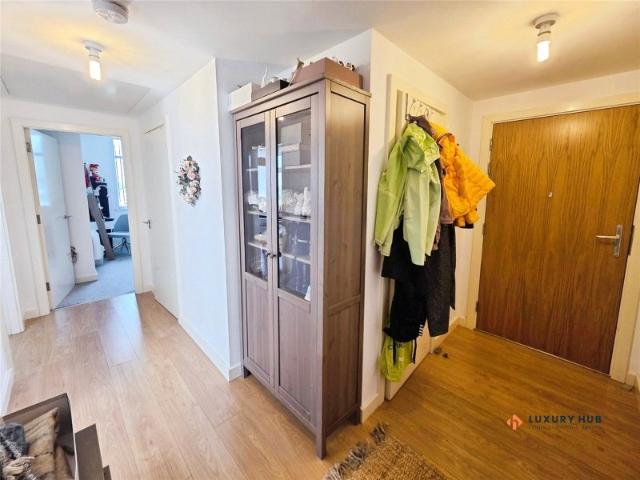 Spacious 2 Bed Apartment with Parking