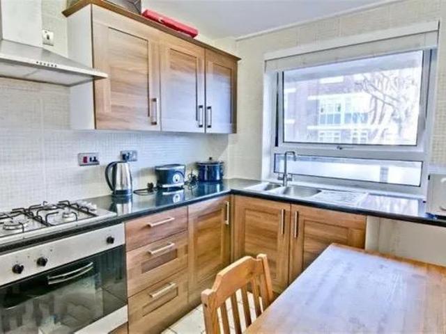Spacious 2 bed Close to Station! No Lounge