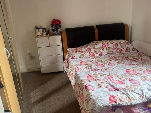Spacious 2 Bed Flat | Balcony | East Ham E6 1ET