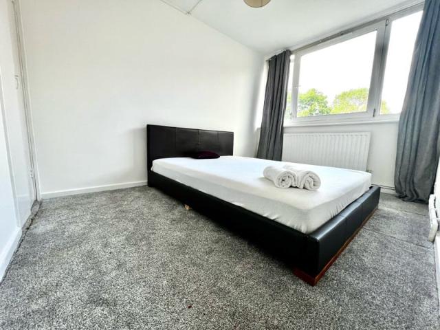 Spacious 2 Bed Flat in Bromley by Bow