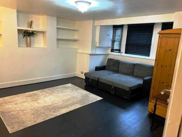 Spacious 2 bed flat to let located in London N16