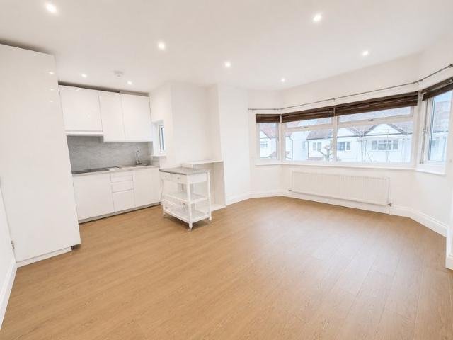 Spacious 2 Bed Flat with Balcony & Parking