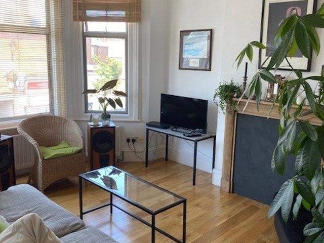 Spacious 2 bed flat with plenty of natural light