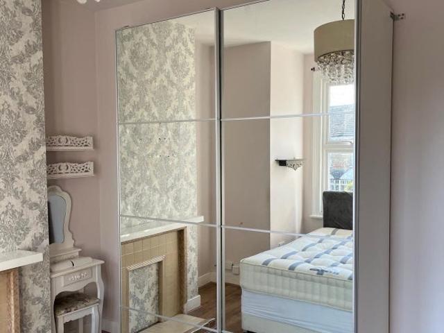 Spacious, 2 bed flat with private garden