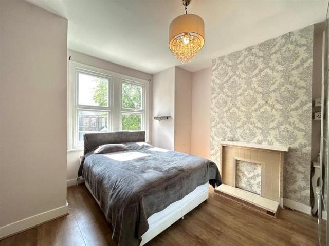 Spacious, 2 bed flat with private garden