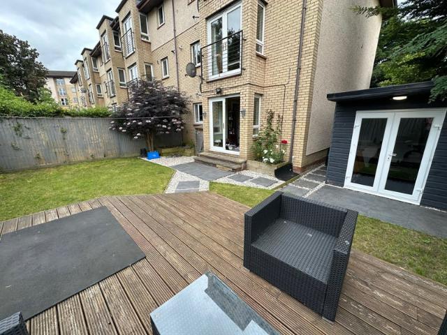 Spacious 2 Bed Flat with Private Garden & Gym