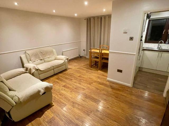 Spacious 2 bed House in Beckton Ready