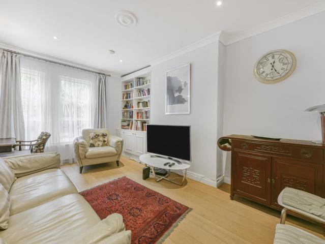 Spacious 2 bed room flat with private terrace