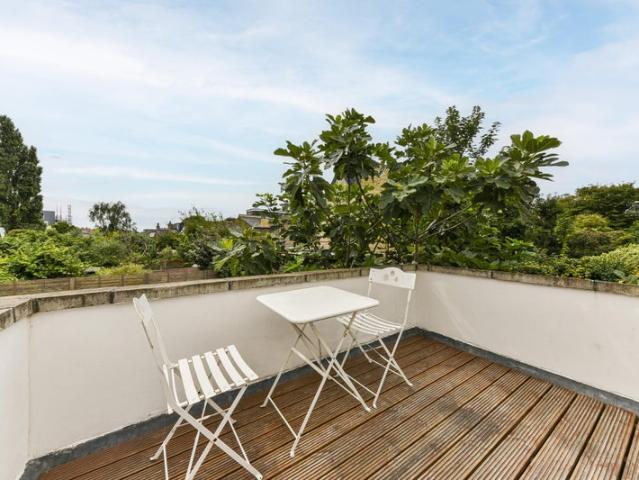 Spacious 2 bed room flat with private terrace