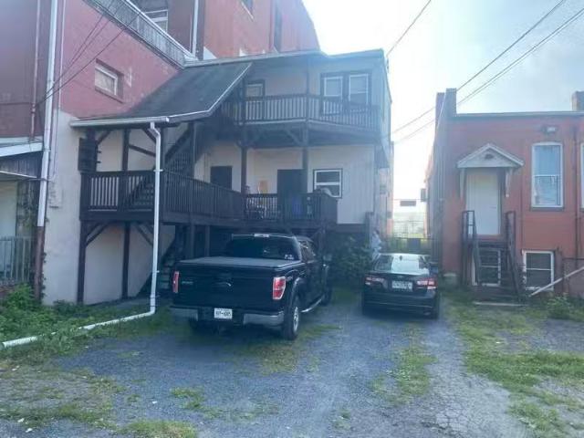 Spacious 2 Bedroom 132 Pike St #2