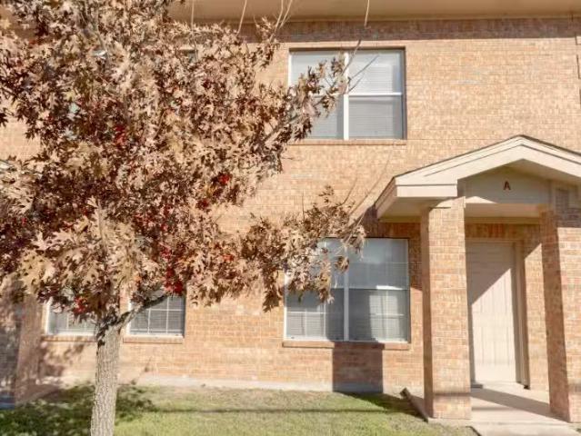 Spacious 2 bedroom 1.5 bathroom townhome for rent 300 Veteran.
