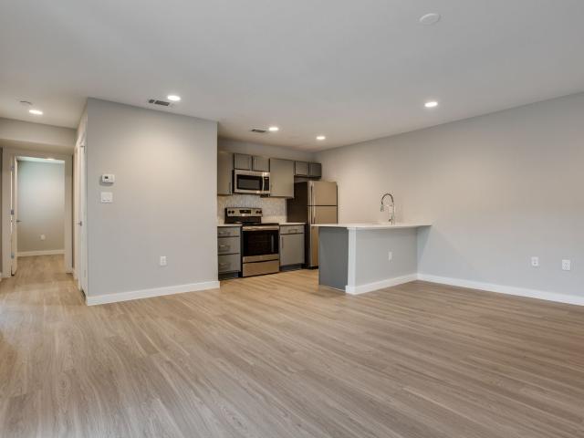 Spacious 2 Bedroom, 2 Bath Apartment in Oak Lawn #136 Look & Lease 4 weeks Free