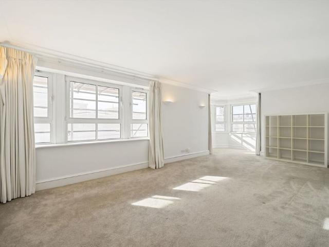 Spacious 2 bedroom, 2 bathroom apartment to rent in Kensington W8