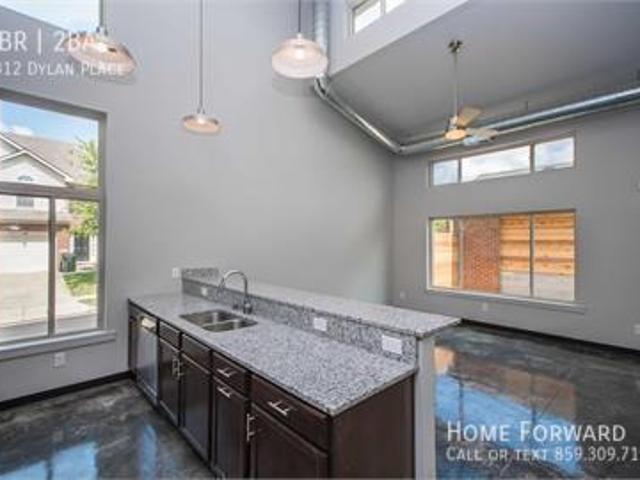 Contemporary/Modern Private Townhome Conveniently located!