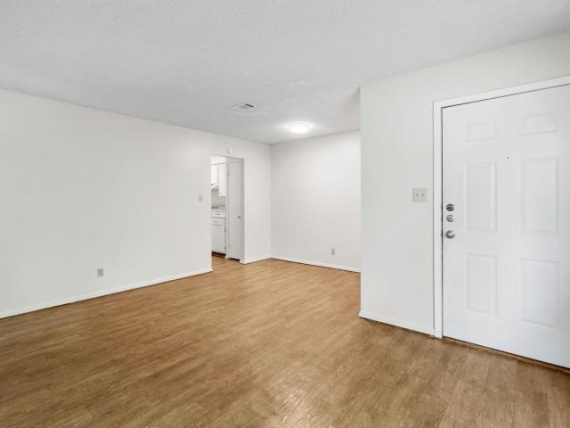 Spacious 2 Bedroom Apartment Parking Near Bus Route!