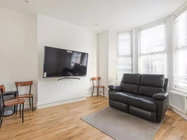 Spacious 2 Bedroom Garden Flat To Let