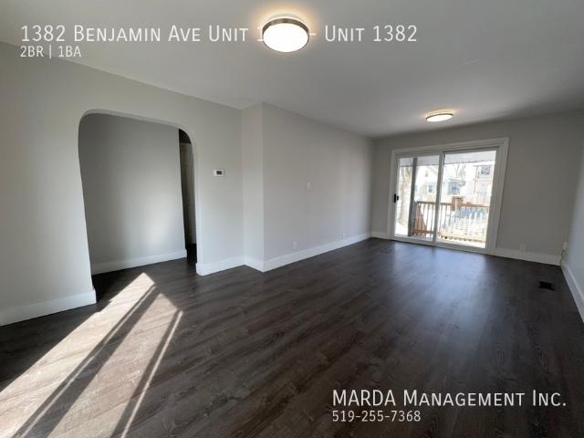 RENOVATED 2 BED + DEN/1BATH WALKERVILLE + HYDRO & GAS