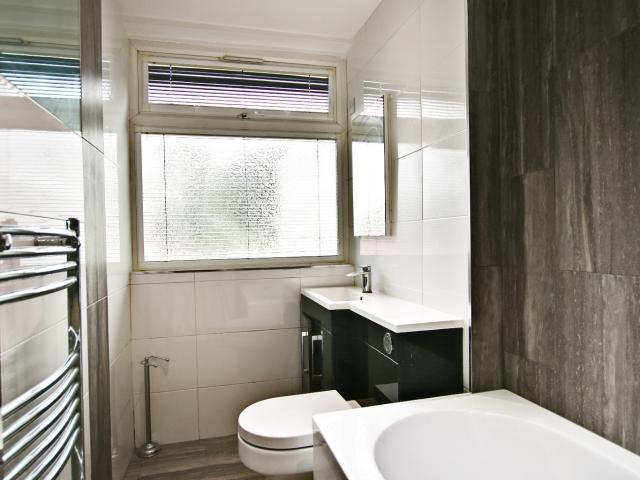 Spacious 2 Bedroom Flat to rent in Mottingham Lane, SE9