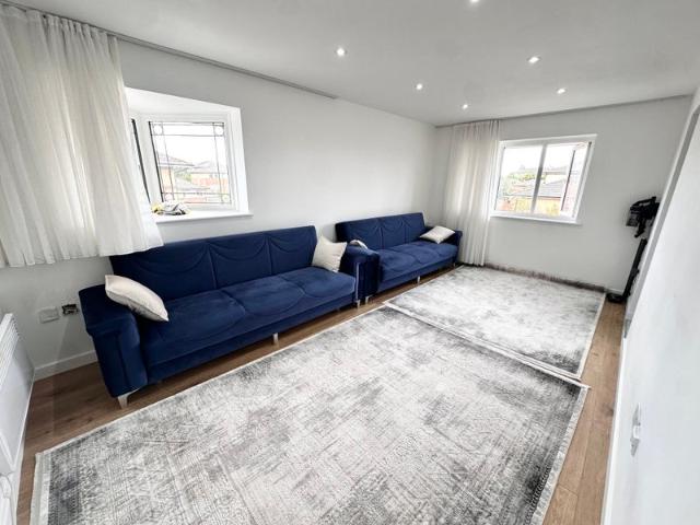 Spacious 2 Bedroom Flat to Rent in N9