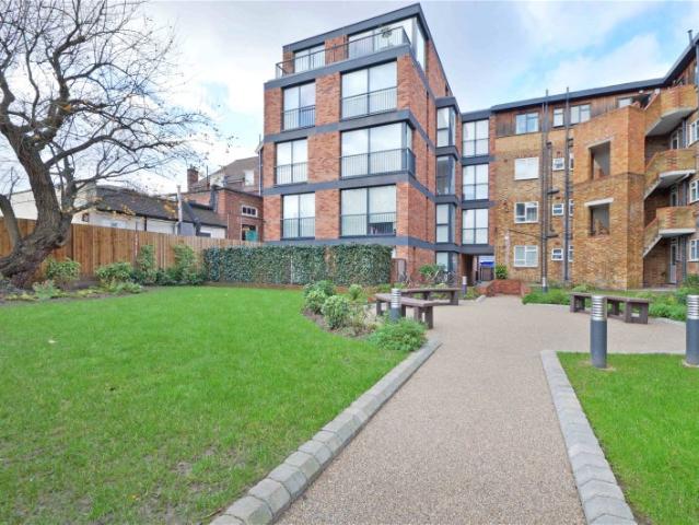 Spacious 2 bedroom flat Willesden green