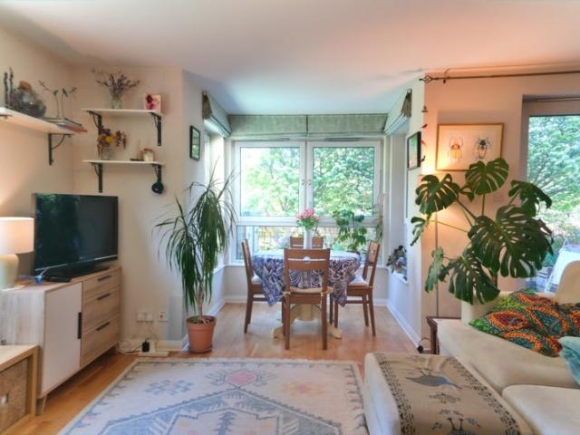 Spacious 2 Bedroom Flat with Balcony in Quiet Area