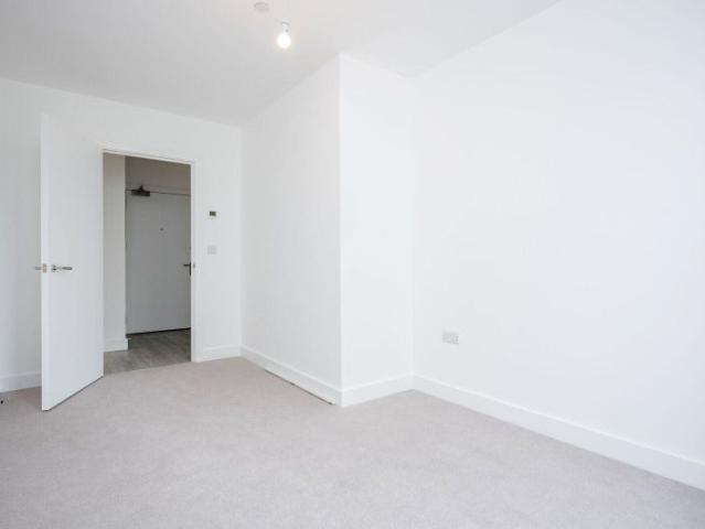 Spacious 2 bedroom flat with 2 bathrooms, W3