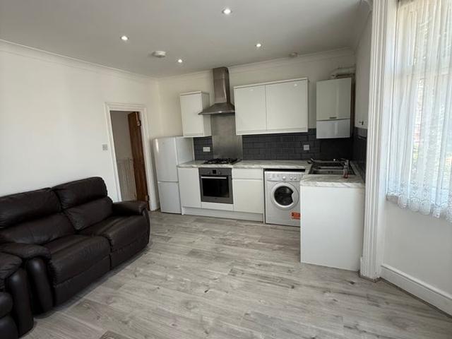 Spacious 2 Bedroom Flat Available in N9