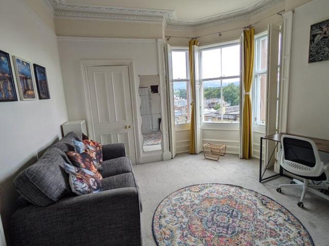 Spacious 2 bedroom flat in Morningside