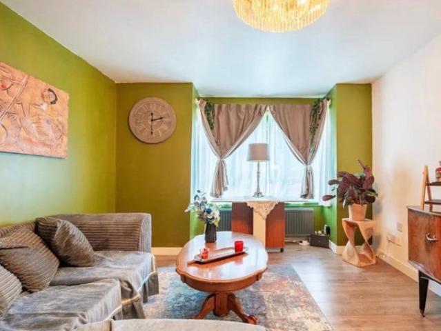 Spacious 2 Bedroom Flat in Quiet Residential Area