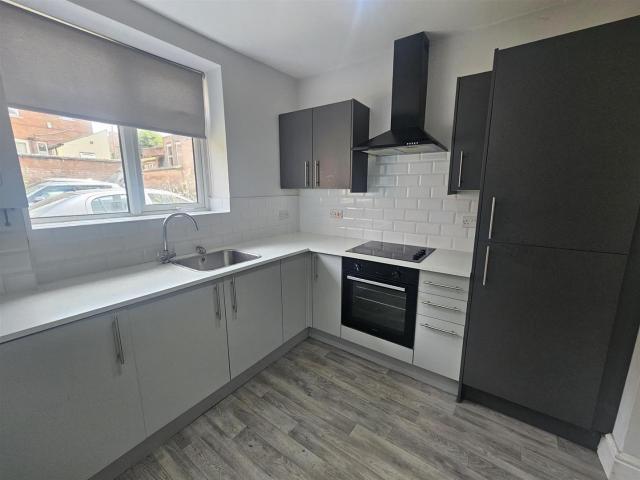 Spacious 2 Bedroom Furnished Flat in Mapperley Park – Available July Open to Students and Professionals £1100 PCM Bills exclusive Located in the sought after Mapperley Park area of Nottingham, this charming 2 bedroom flat is set within an elegant Victoria