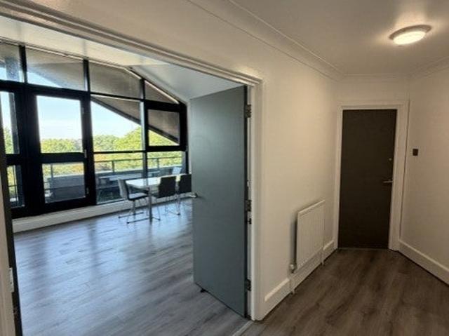 Spacious 2 Bedroom in E1W penthouse