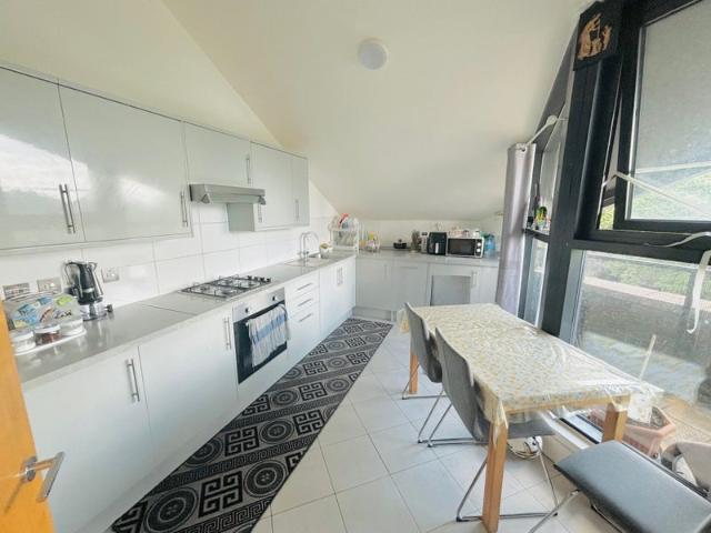 Spacious 2 Bedroom in E1W penthouse