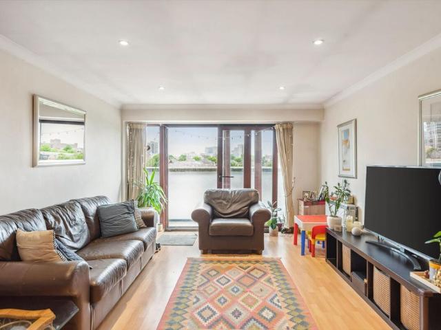 Spacious 2 bedroom modern flat to rent in Wapping, E1W