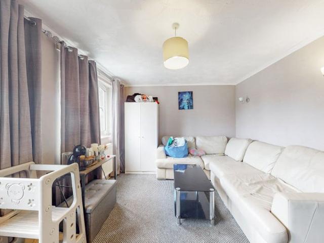 Spacious 2 bedroom maisonette in E16