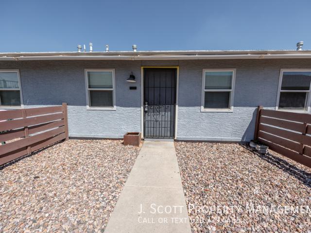Spacious 2 Bedroom with Flex Room in Central Phoenix – Appliances Included