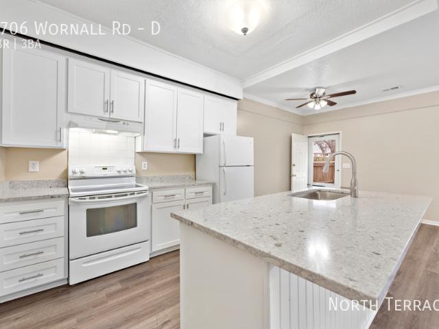 Spacious 2 Bedroom Townhome Near Ward Parkway | Kansas City, MO