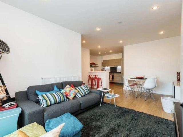Spacious 2Bed Furnished flat with En Suite & Roof