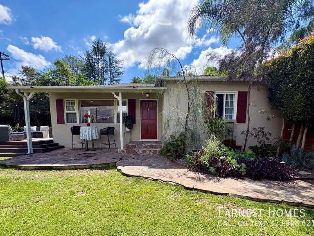 Spacious 2BR Glendale Home with Expansive Private Yard & Prime Location Near Shops and Freeways!