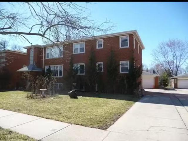 Spacious 3 Bed/2 Bath Unit in Chicago Ridge tentatively Avail.