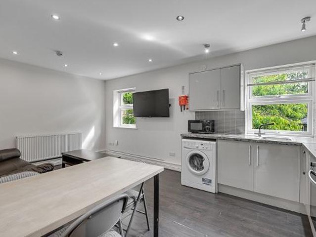 Spacious 3 Bed, 1 Bath Student Flat with Large Communal Garden & Free Parking