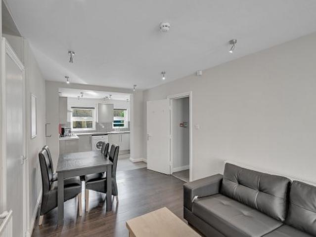 Spacious 3 Bed, 1 Bath Student Flat with Large Communal Garden & Free Parking