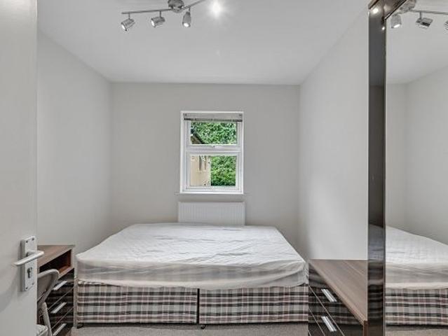 Spacious 3 Bed, 1 Bath Student Flat with Large Communal Garden & Free Parking