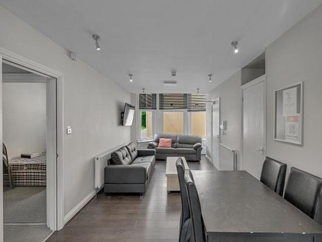 Spacious 3 Bed, 1 Bath Student Flat with Large Communal Garden & Free Parking