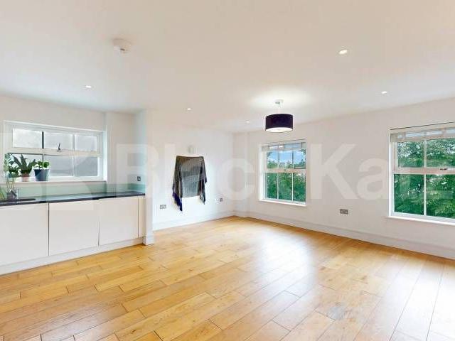 Spacious 3 bed 3 bath apartment set in a beautiful location