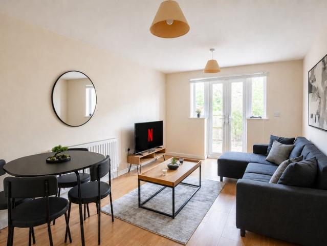 Spacious 3 Bed with Parking & Garden