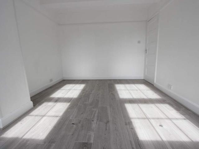 Spacious 3 Bed Flat. AVAILABLE NOW Southgate N14