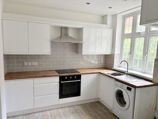 Spacious 3 Bed Flat in Eltham Not a HMO Property
