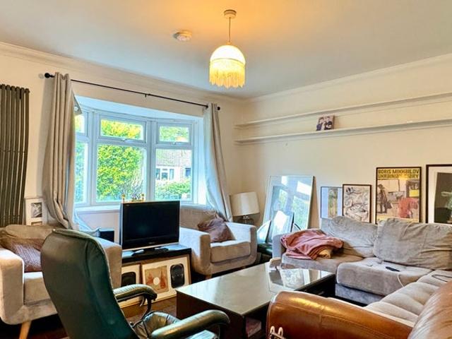 Spacious 3 Bed Flat with Private Garden – E15