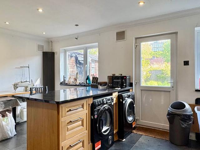 Spacious 3 Bed Flat with Private Garden – E15